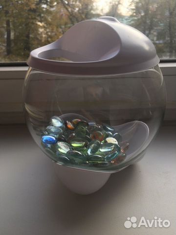 Аквариум для одной рыбки с камешками